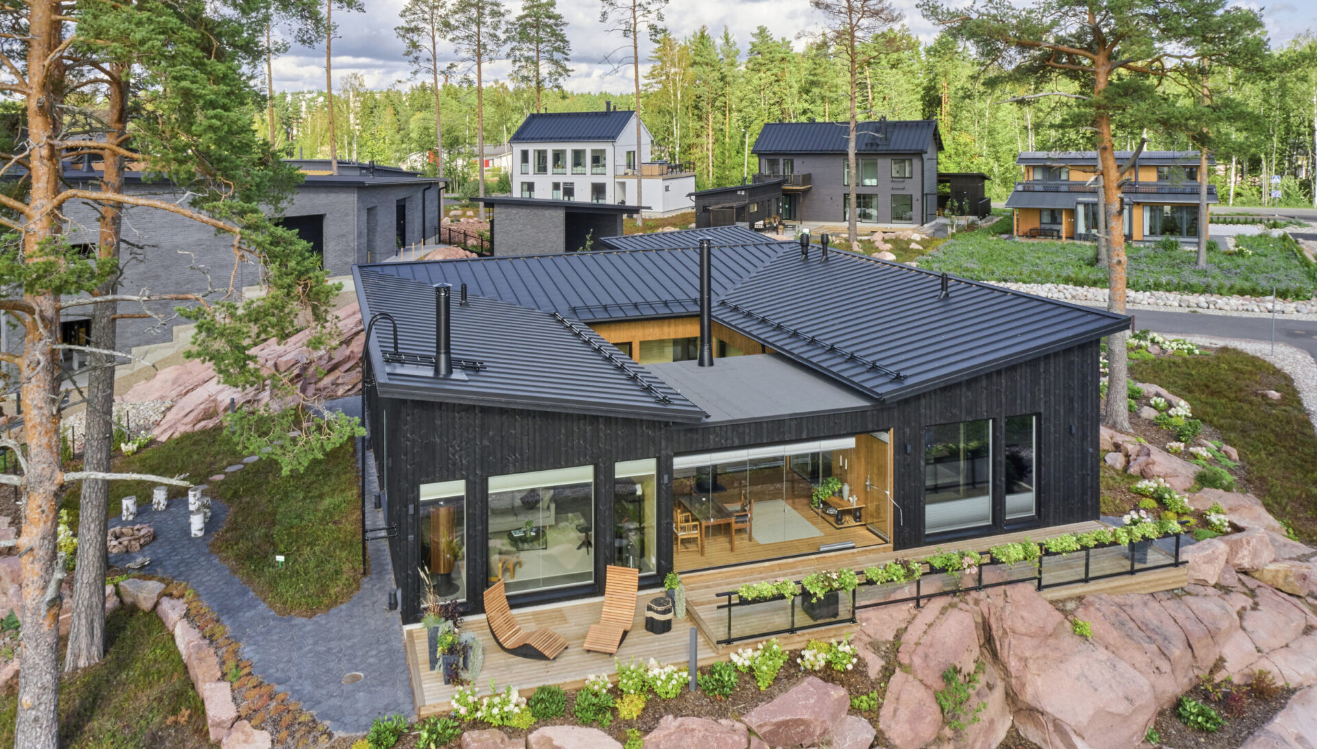 Eriprojekt: Aatriumiga CLT-elementmaja mere ääres